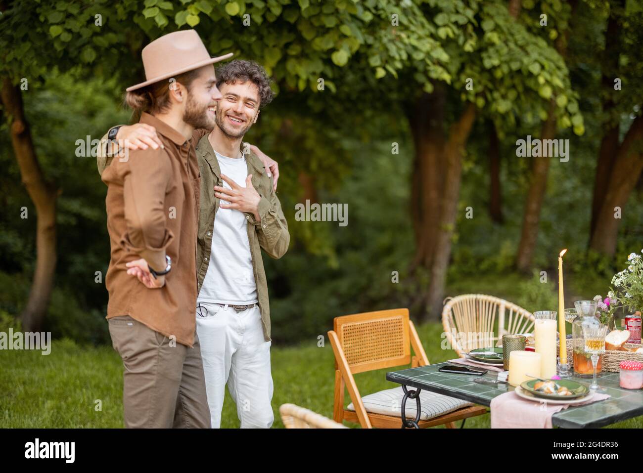 Two male friends talking during a lunch in nature Stock Photo - Alamy