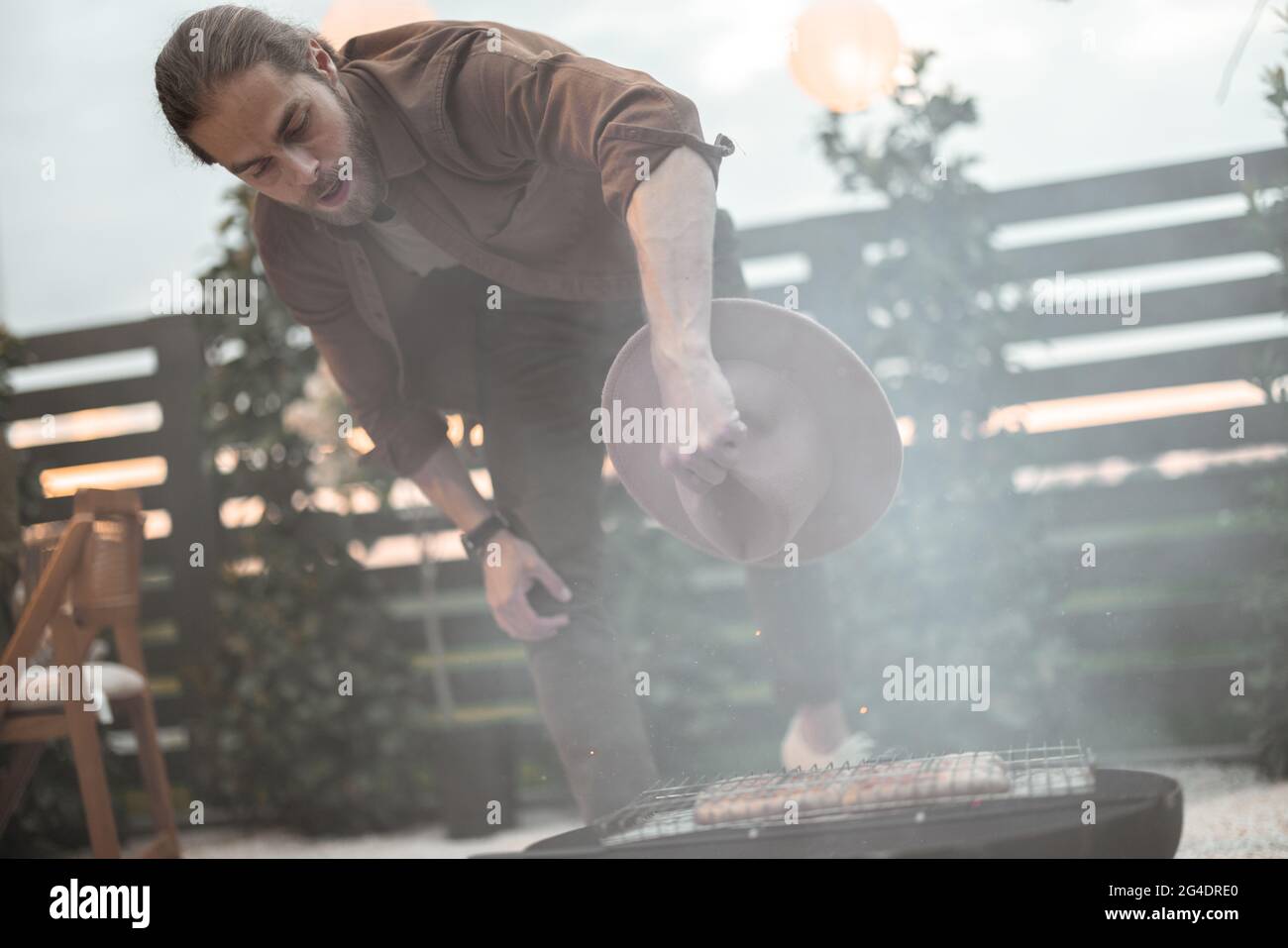 Barbecue guy hi-res stock photography and images - Alamy