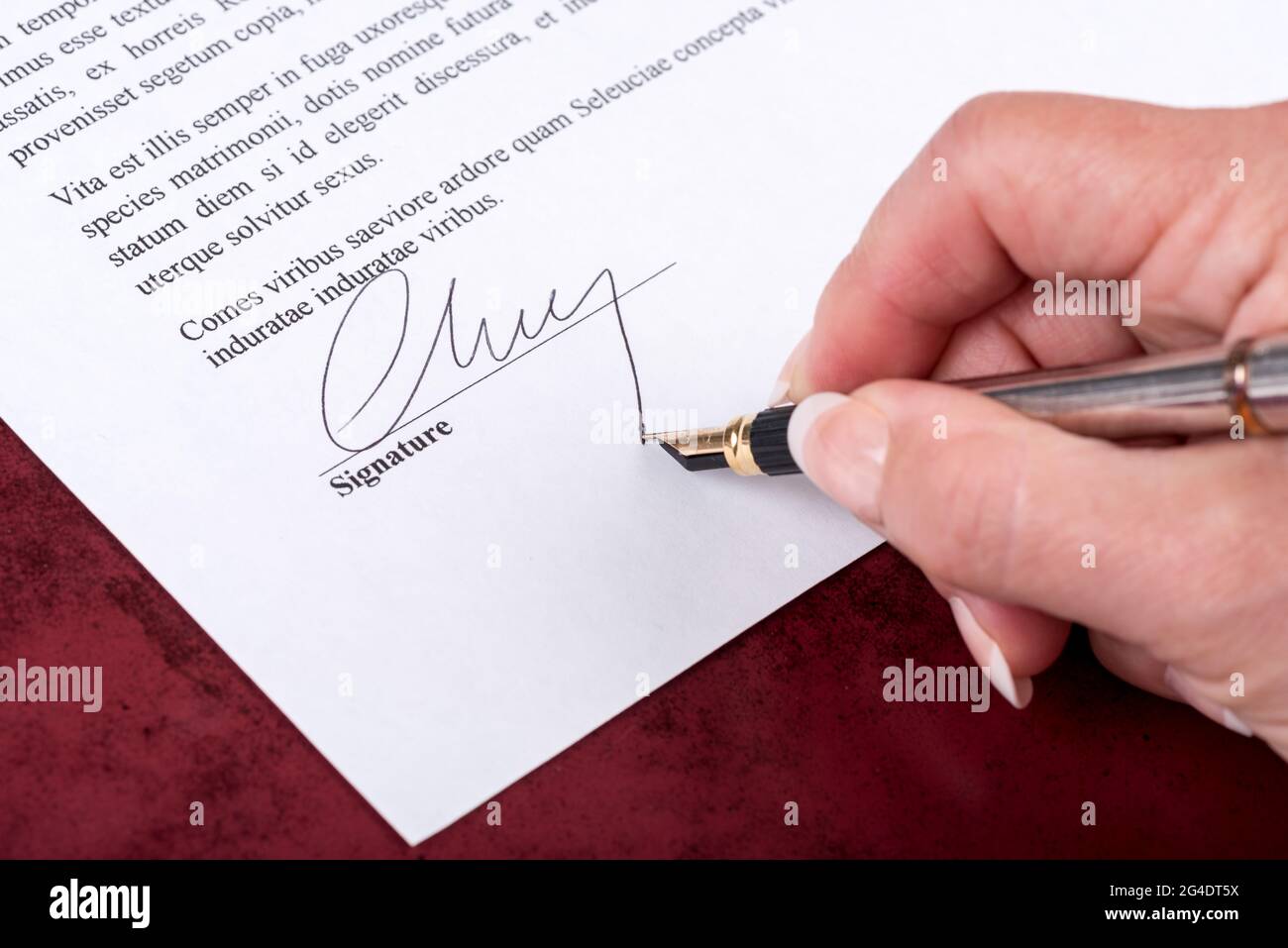 Woman hand signing a contract Stock Photo - Alamy