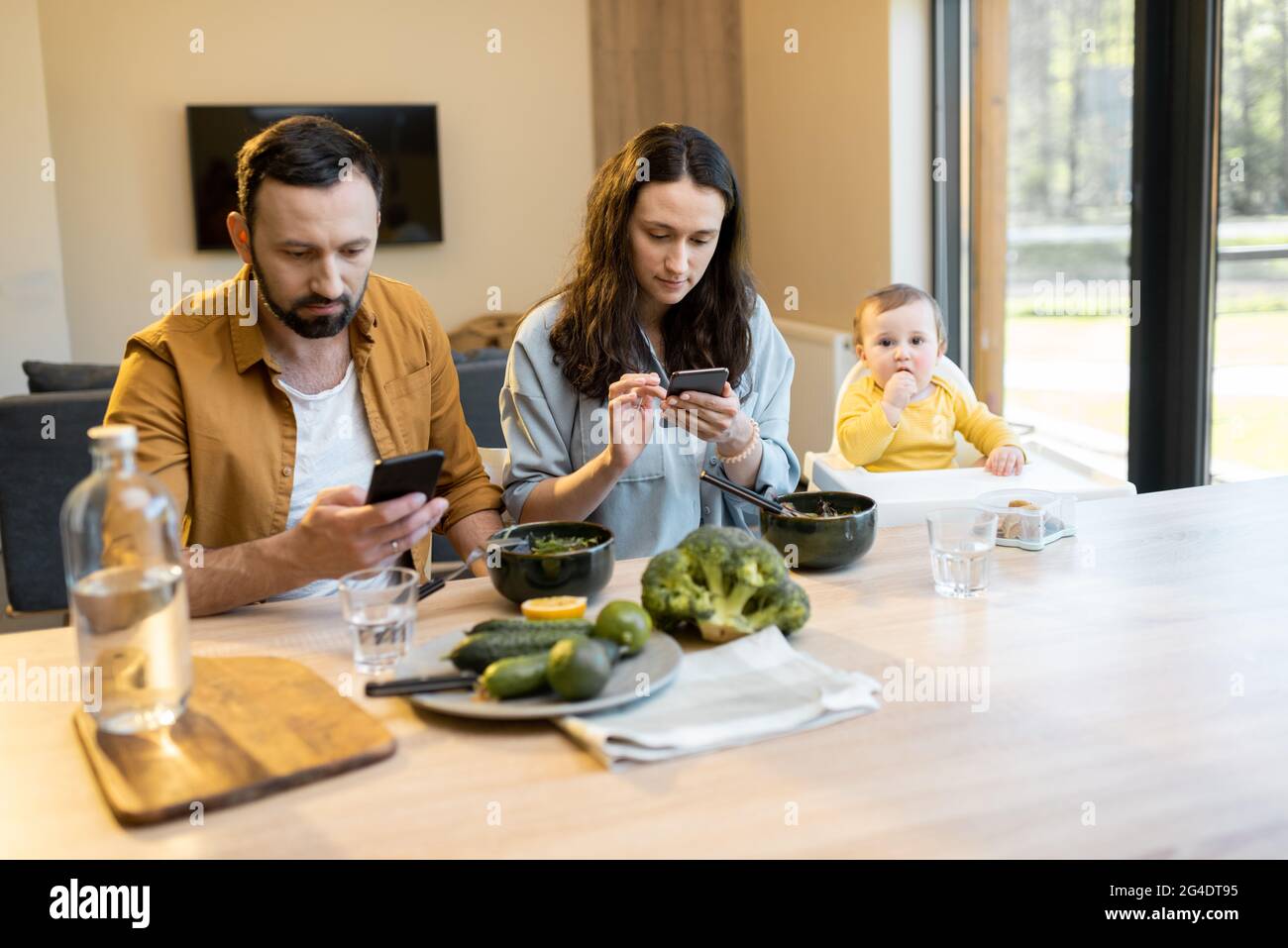 Family phones dinner hi-res stock photography and images - Alamy