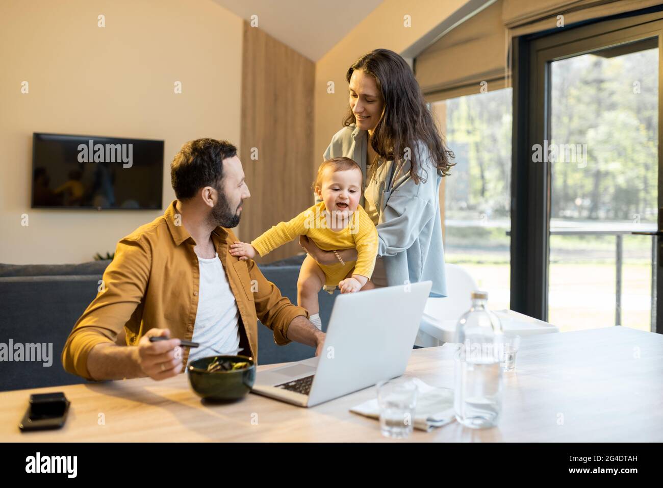 Father work home baby hi-res stock photography and images - Alamy