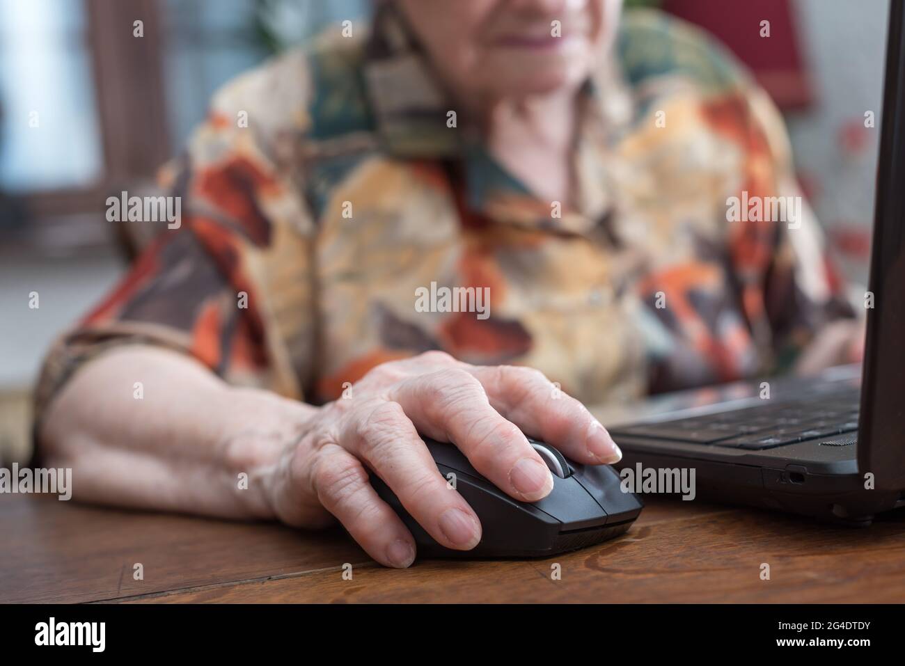 Old woman hand using the mouse of a computer Stock Photo - Alamy