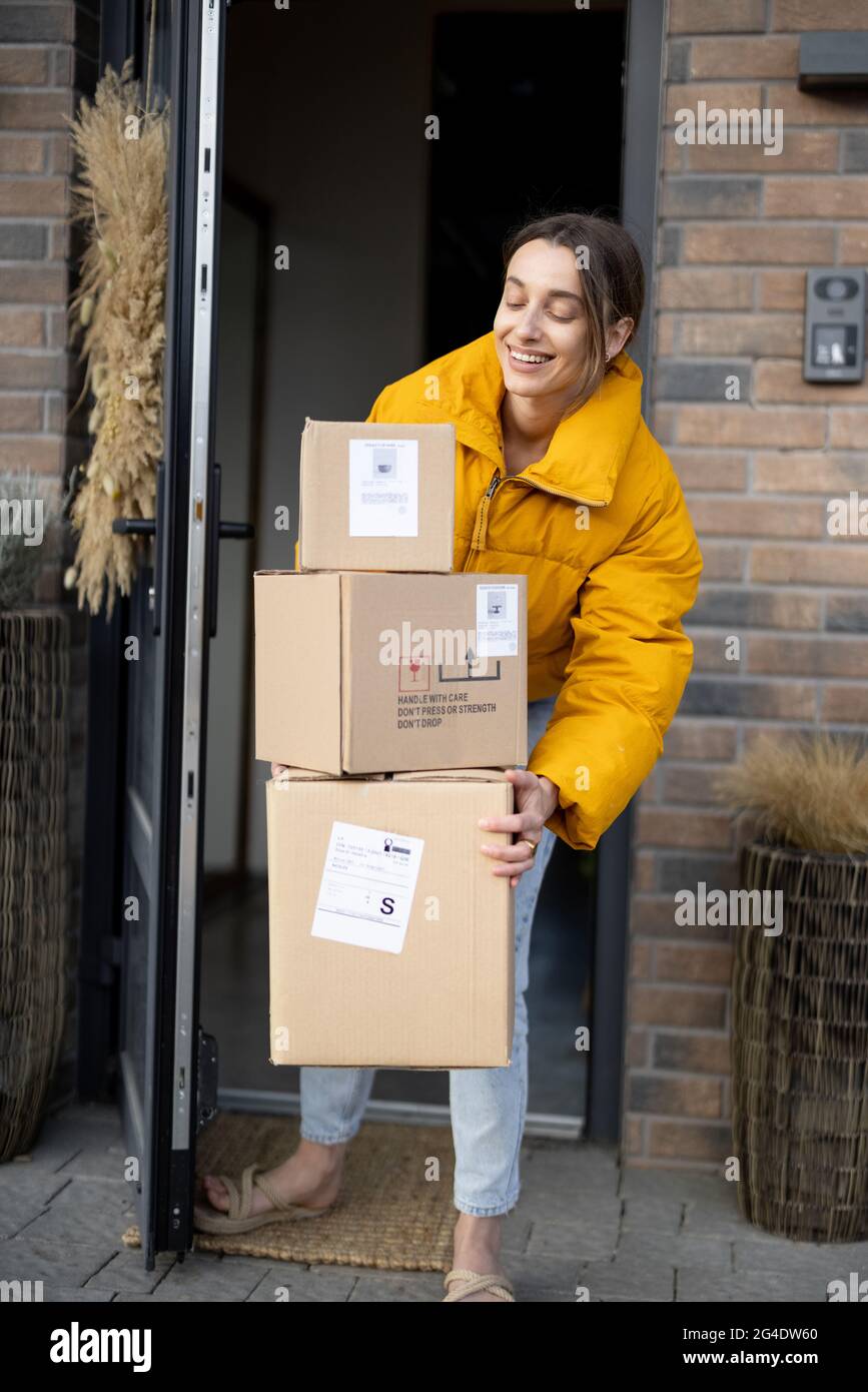 Woman receiving delivery front door hi-res stock photography and images ...