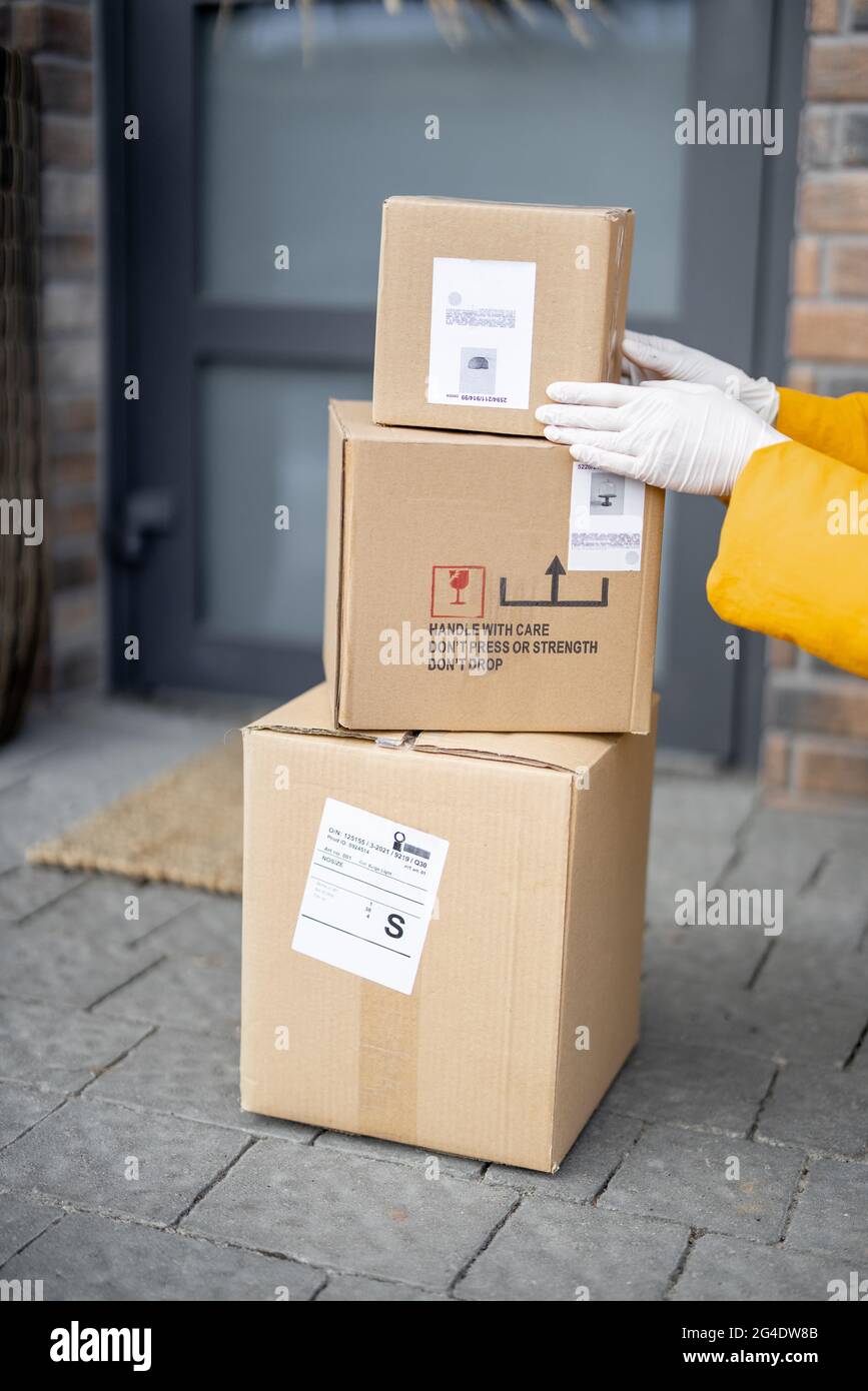 Parcels front door hi-res stock photography and images - Alamy