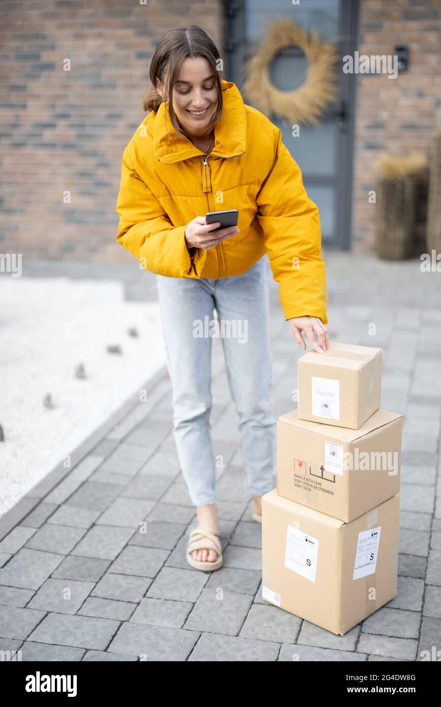 Young woman receiving order hi-res stock photography and images - Alamy