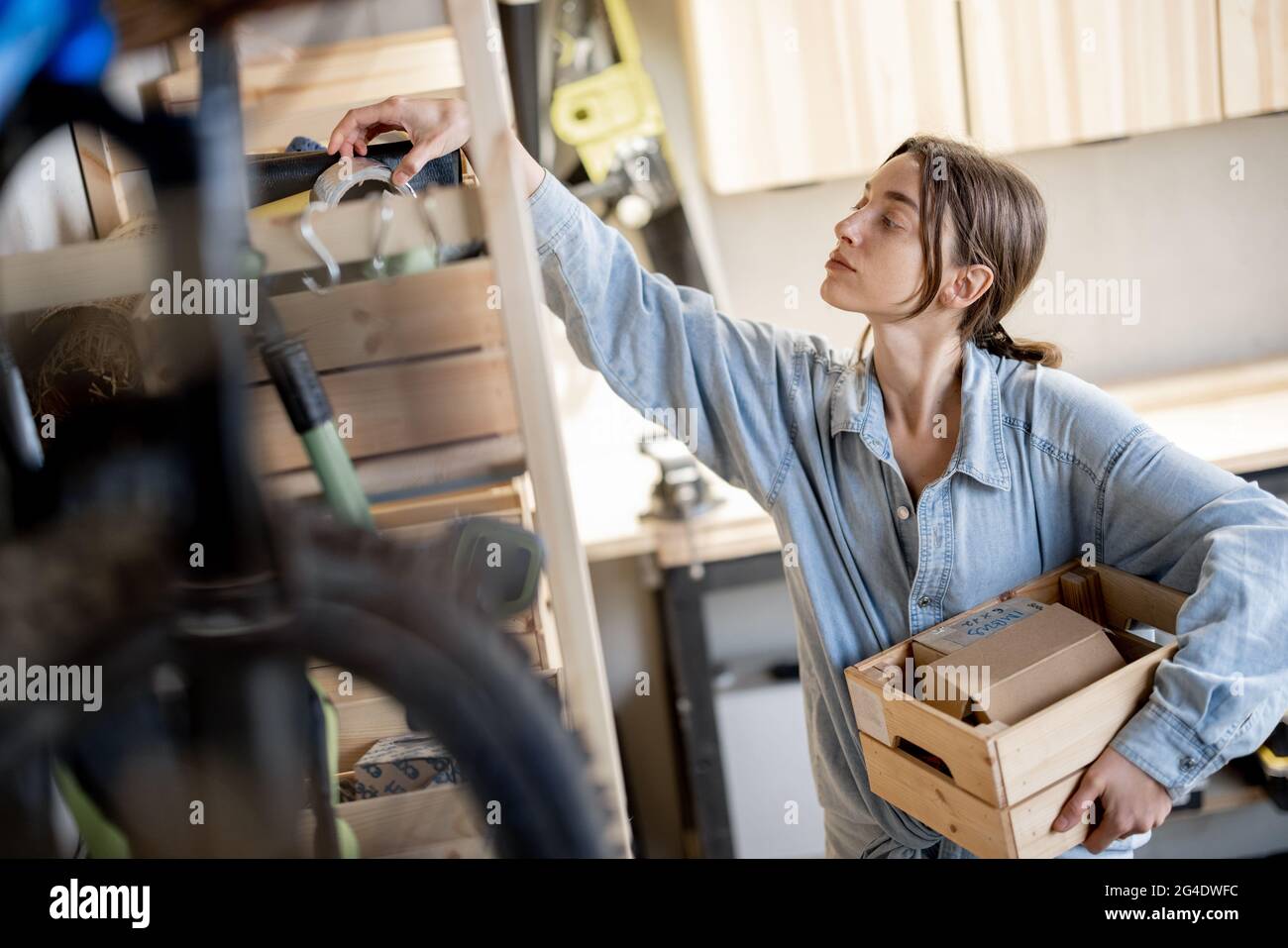 Searching for tools hi-res stock photography and images - Alamy