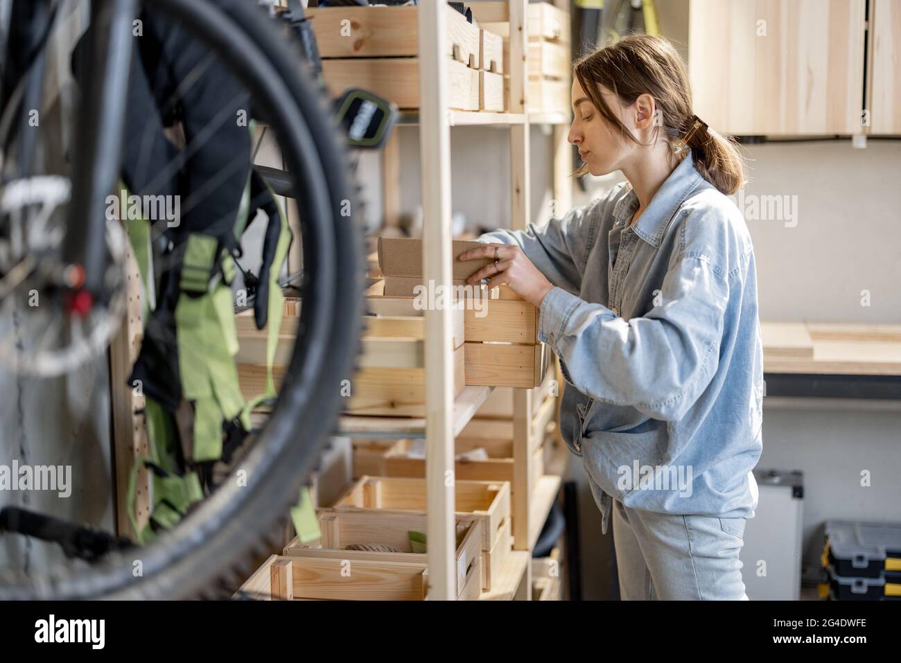 Searching for tools hi-res stock photography and images - Alamy