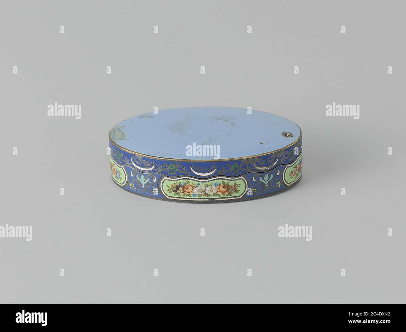 . Snuff box, oval, with a wide corrugated border along the bottom. Lid ...