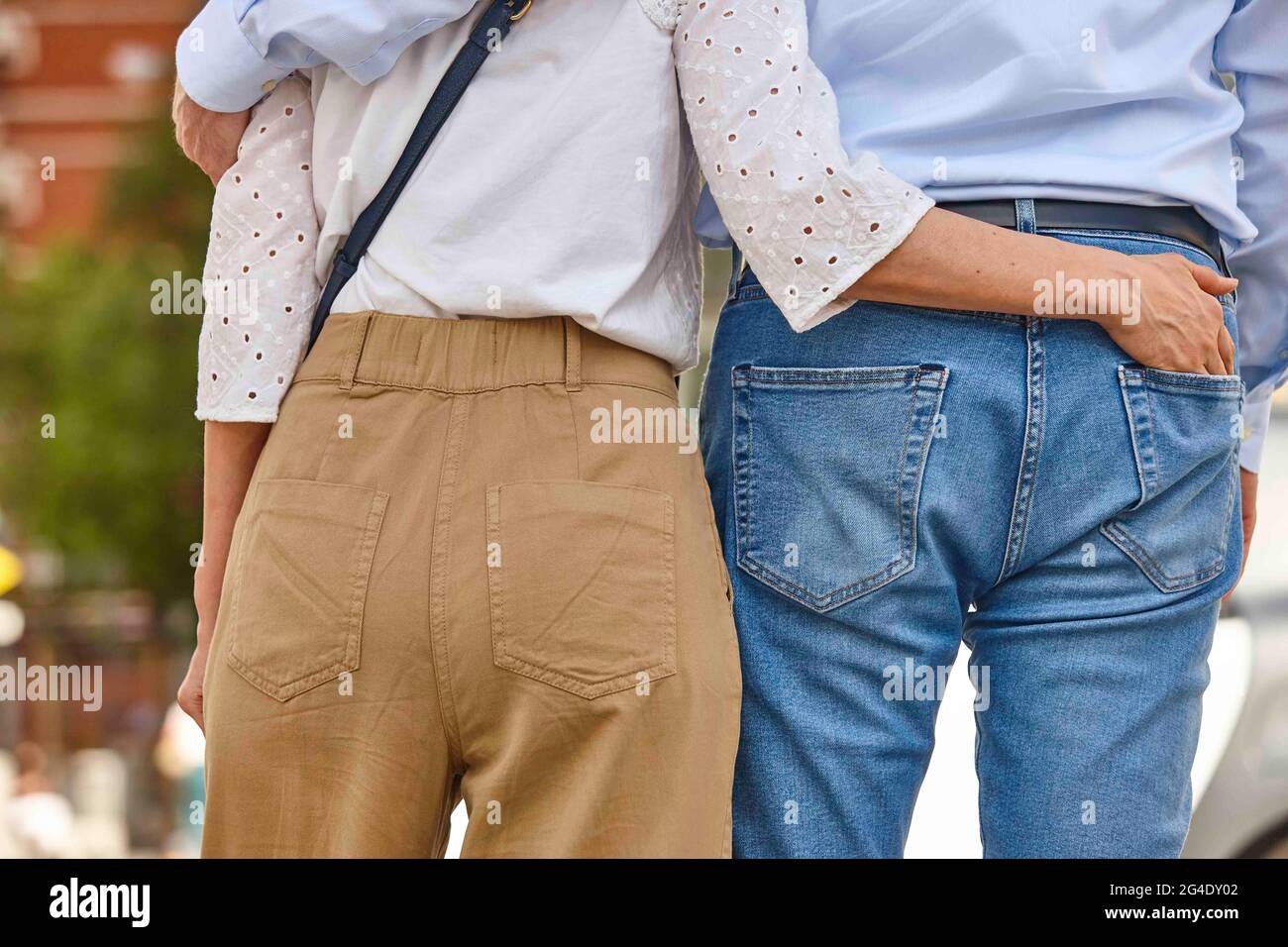 Embracing couple in the city. People in love. Romantic Stock Photo - Alamy