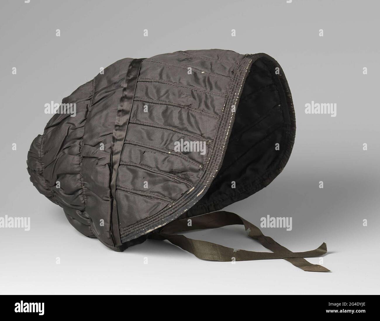 . The first poke bonnets, or capotes, made their appearance around 1805 ...