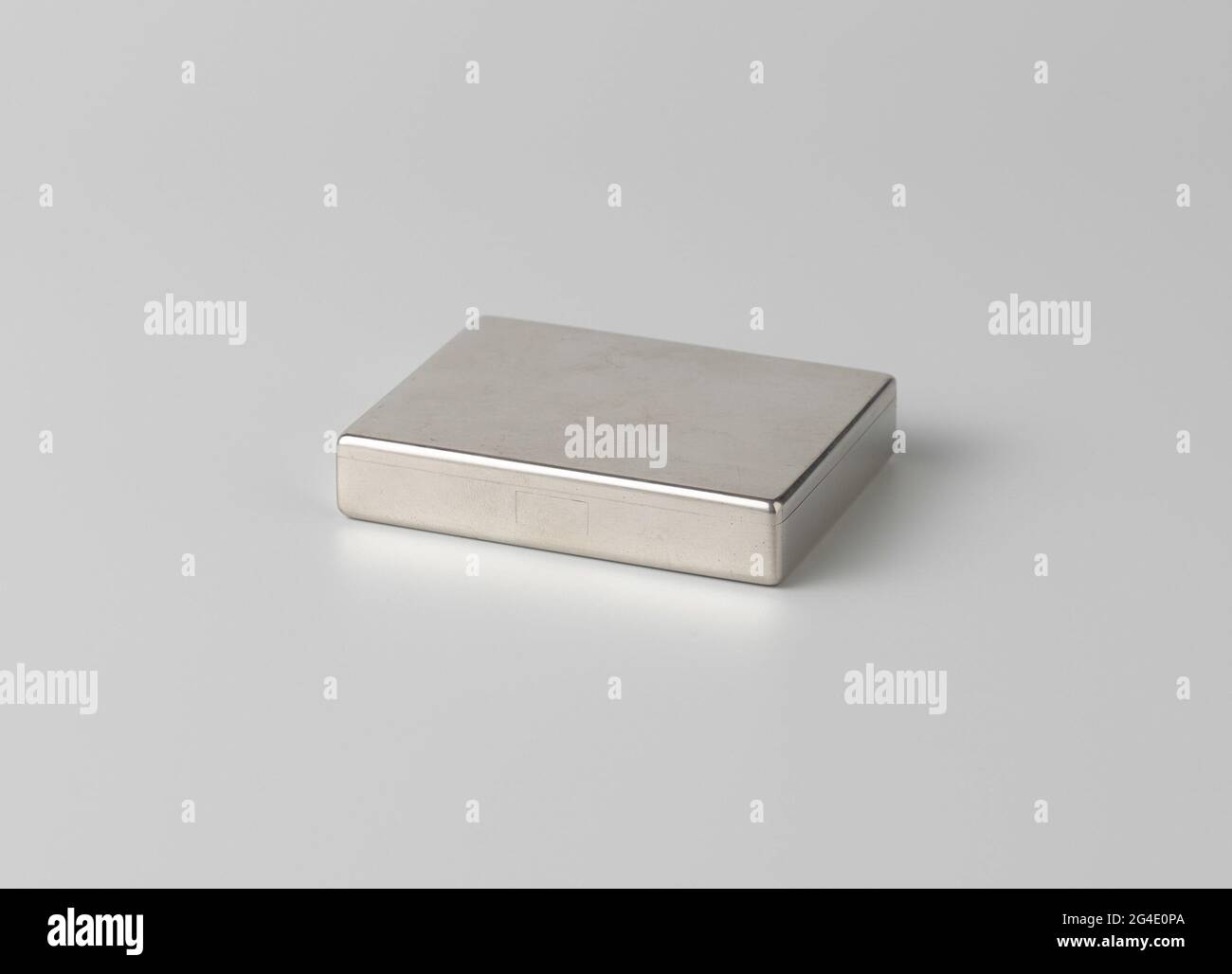 Box. Box of silver plated (?) Metal. Rectangular with a very high shine ...