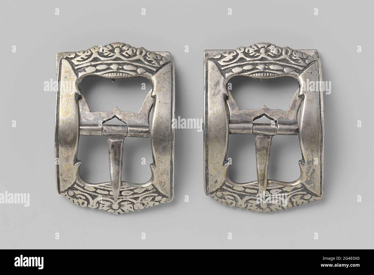 . Shoe buckle of silver, the sides of which have the shape of a crown ...