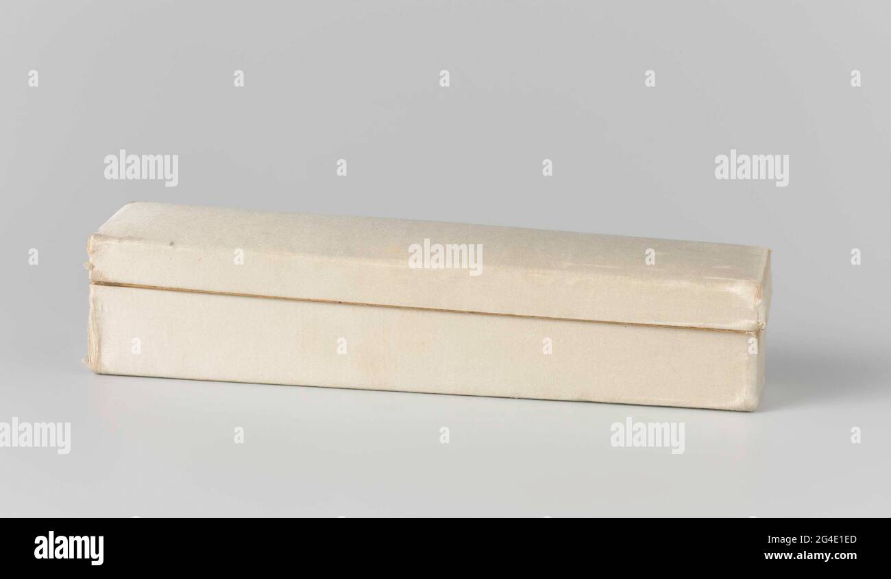 . Tapered tapered box of cardboard, fully lined with white satin and on ...