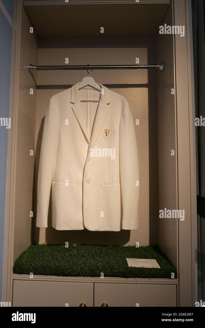 Roger federer wimbledon cardigan hi-res stock photography and images ...