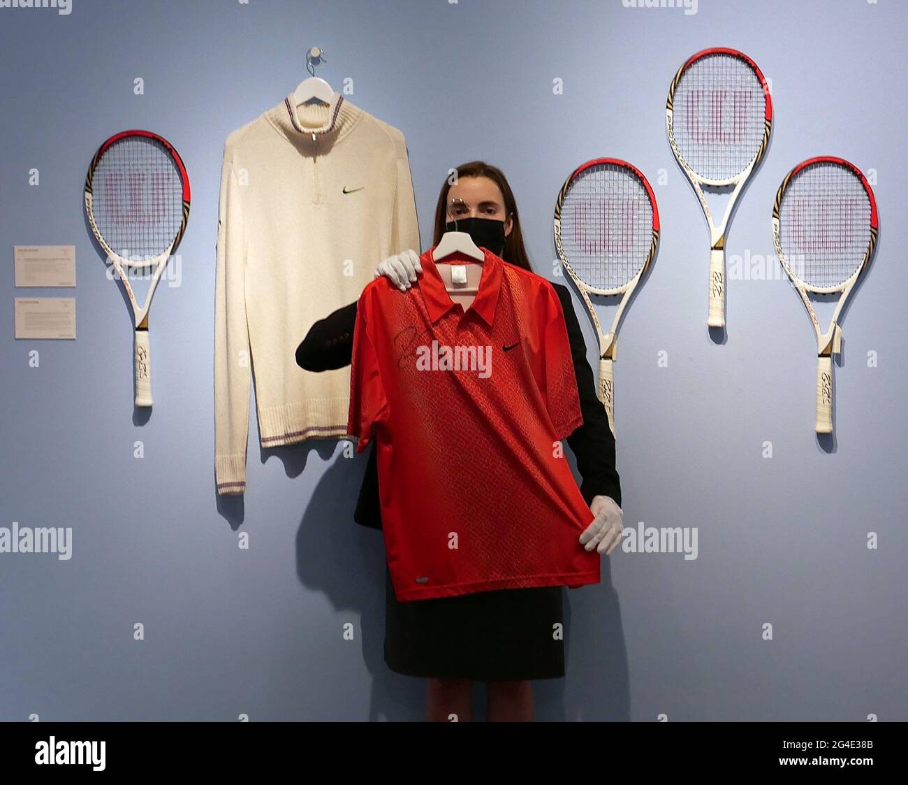 Roger federer wimbledon cardigan hi-res stock photography and images ...
