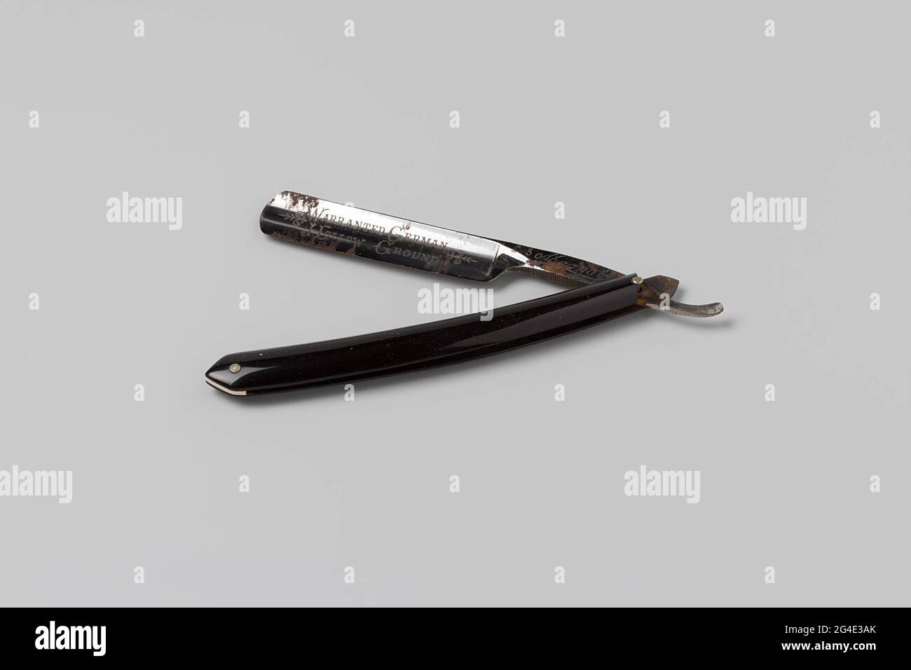 Steel razor with the blade in line with black bakelite (?). Steel razor ...