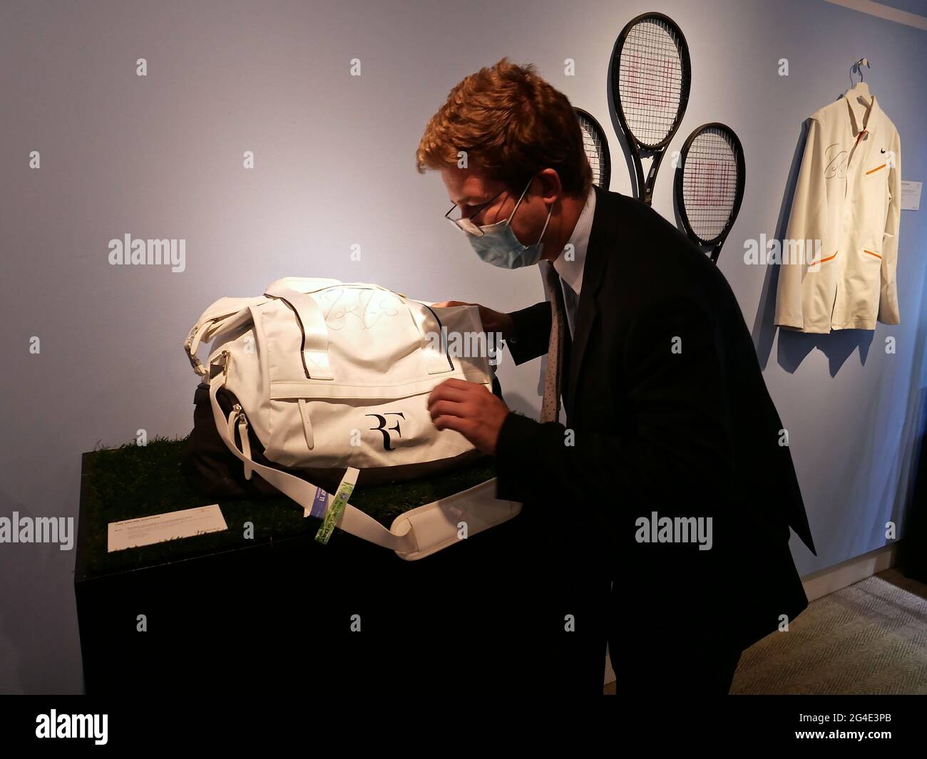 Roger federer wimbledon cardigan hi-res stock photography and images ...