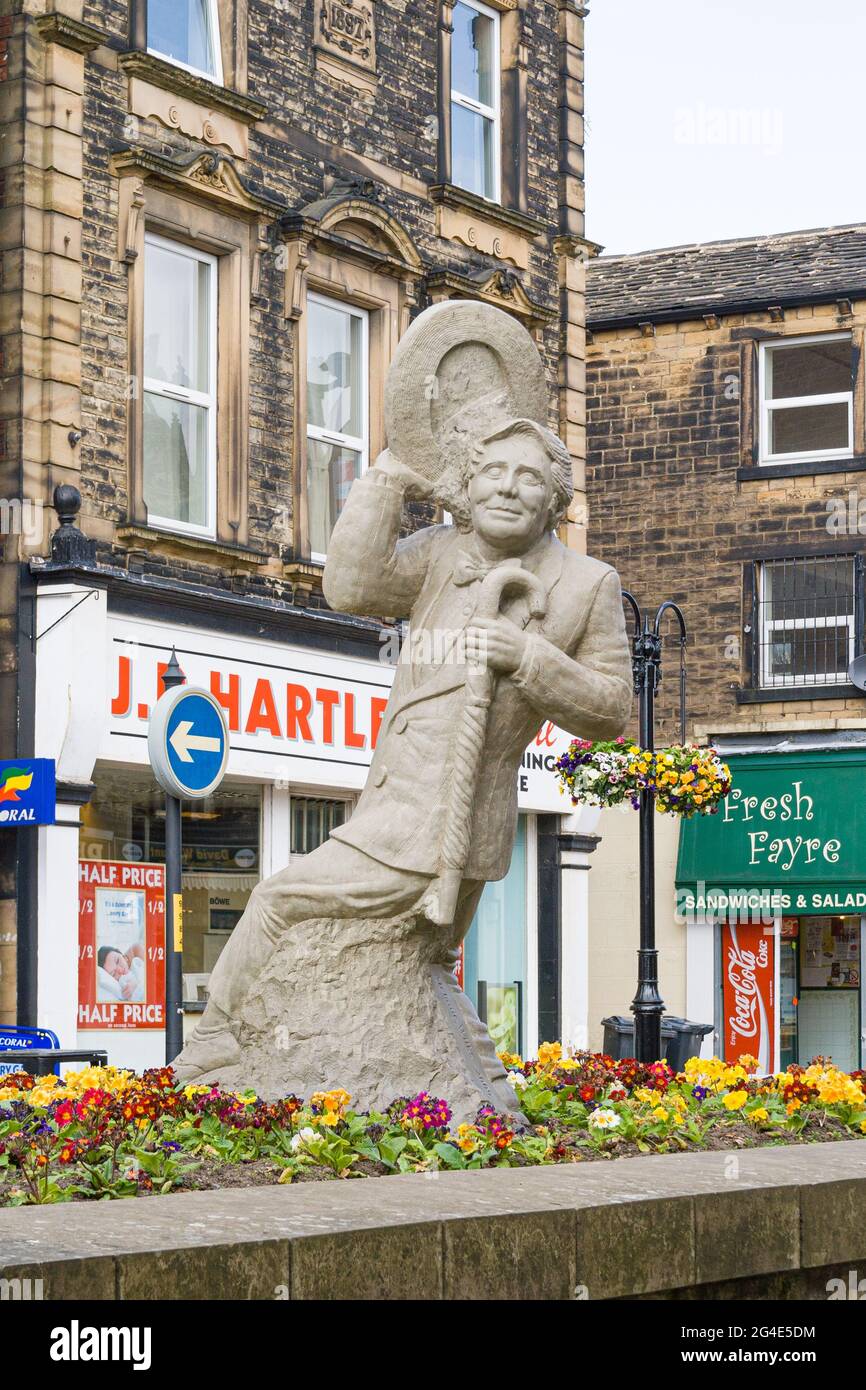 Ernie Wise statue in Morley Stock Photo - Alamy