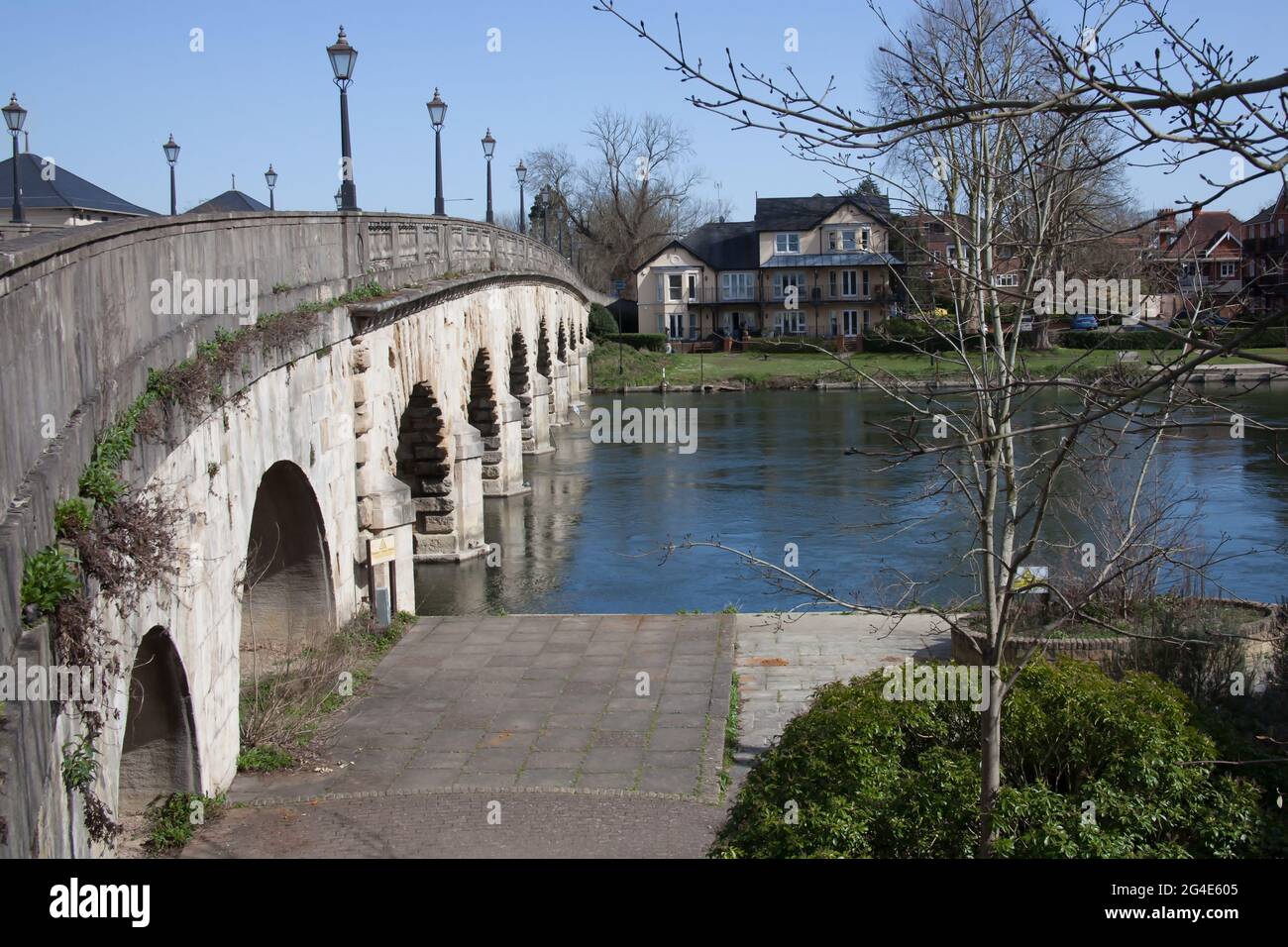 Maidenhead Bridge crossing the Thames in Maidenhead, Berkshire in the ...