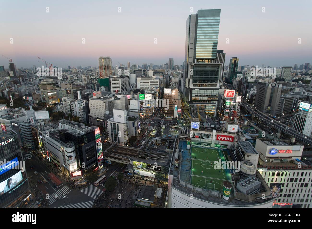 Street view shinjuku central tokyo hi-res stock photography and images ...
