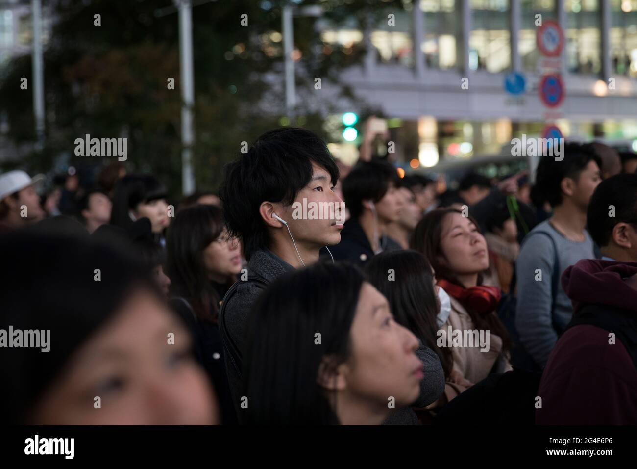 A crowd of people waiting to cross a road Stock Photo - Alamy