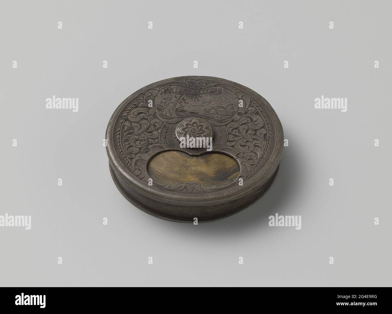 Snuff tin hi-res stock photography and images - Alamy