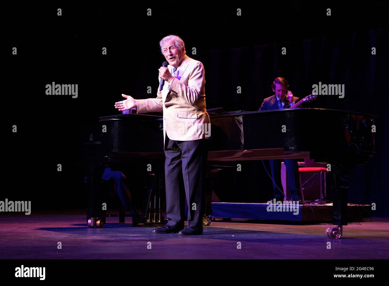 Tony Bennett performing at the Royal Albert Hall in London Stock Photo ...