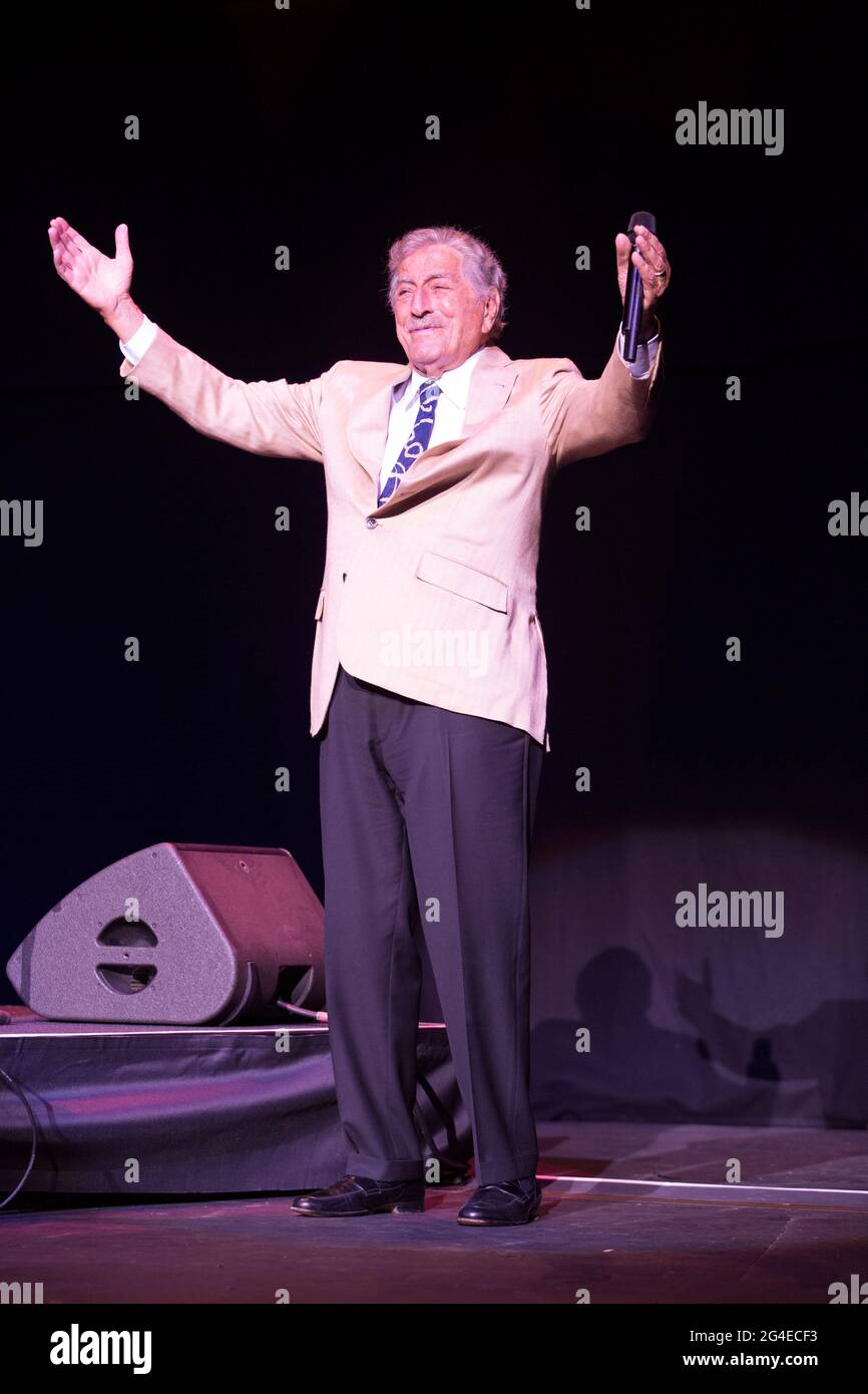 Tony Bennett performing at the Royal Albert Hall in London Stock Photo ...