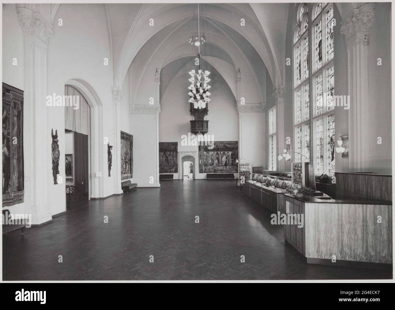 The front hall over the length in 1959 .. The front hall in 1959 seen ...