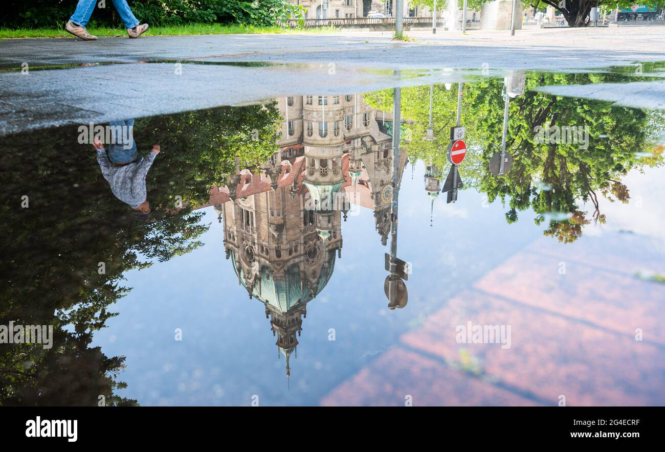 Hanover, Germany. 21st June, 2021. The New Town Hall is reflected in a ...