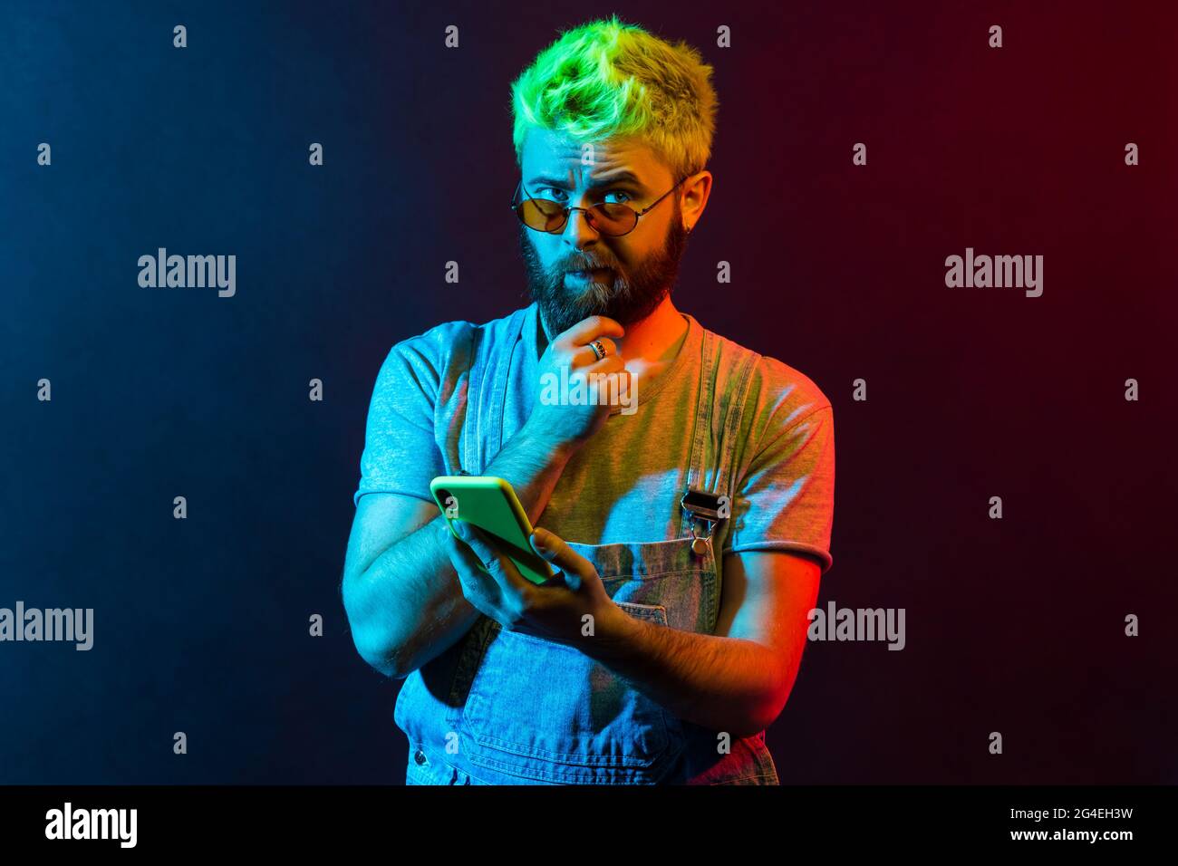 Man scratching his chin hi-res stock photography and images - Alamy