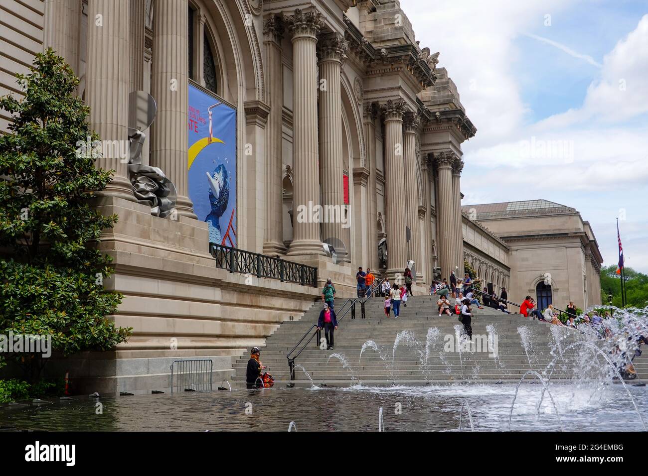 People on the steps of the Metropolitan Museum of Art, New York, NY ...
