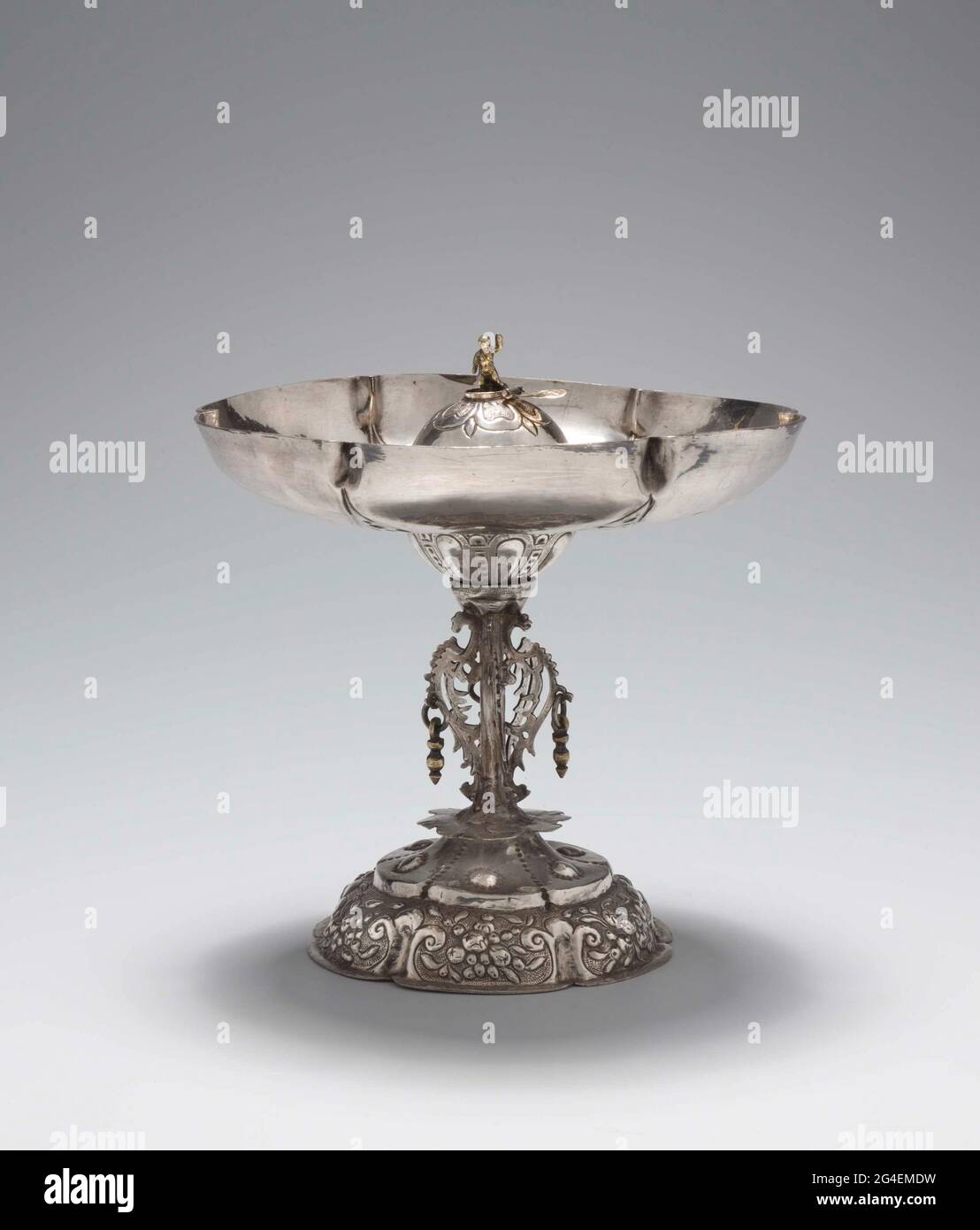 . Drinking dish of silver. The scale is decorated with driven fruit and ...