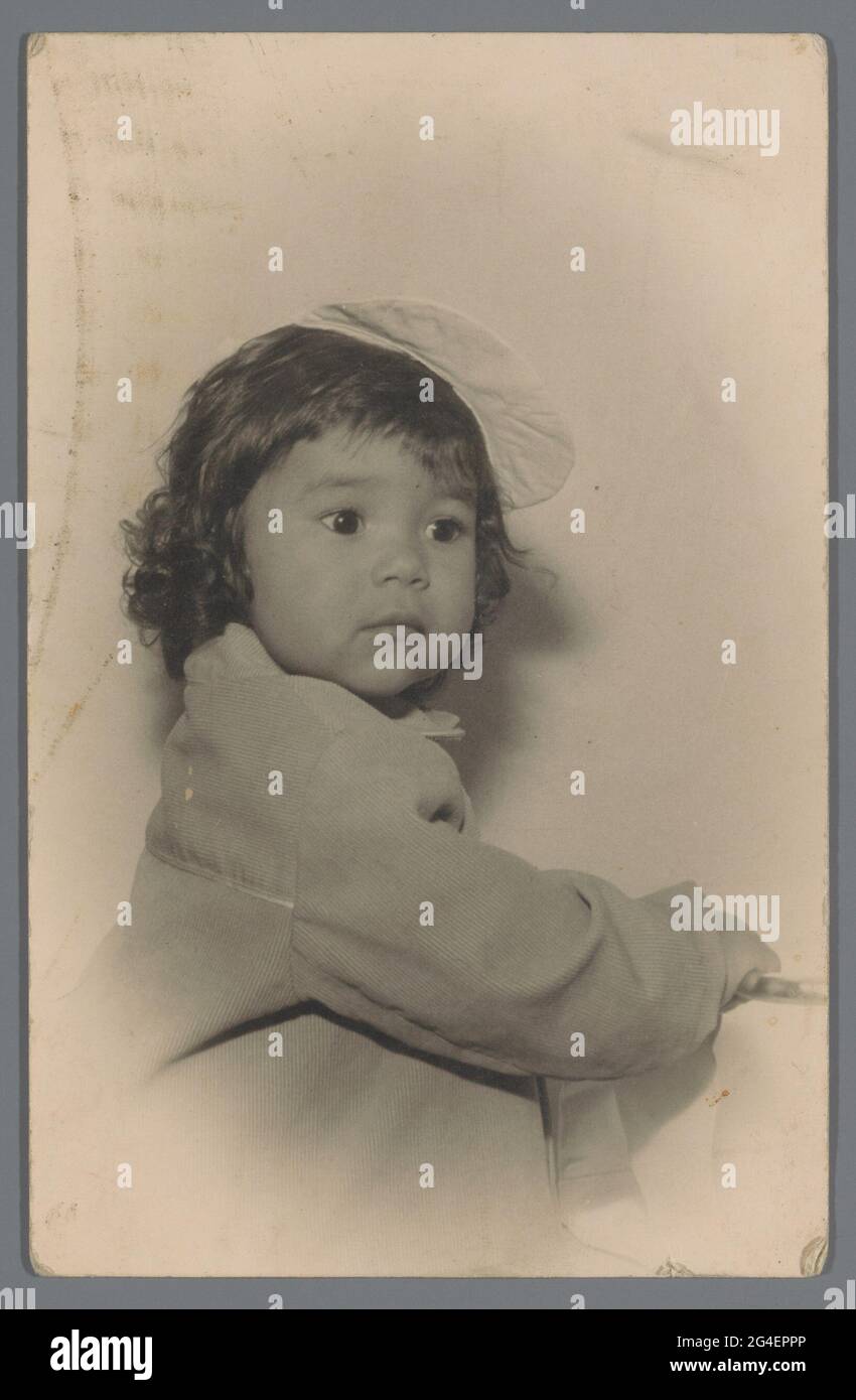 Portrait of an unknown child with a beret Stock Photo - Alamy