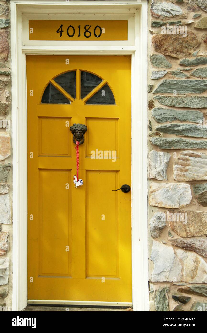 Yellow painted door hi-res stock photography and images - Alamy