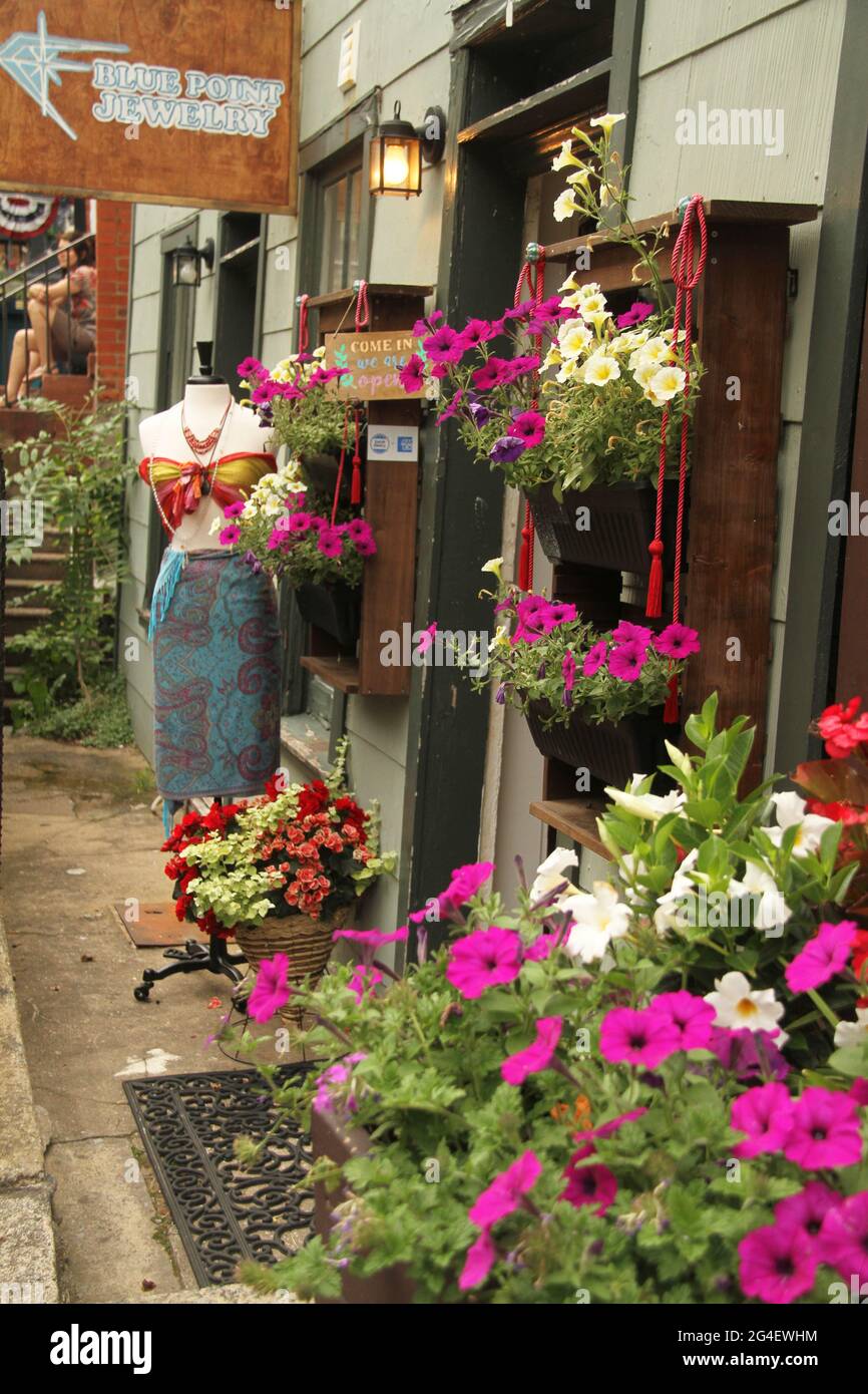 Outside small hi-res stock photography and images - Alamy