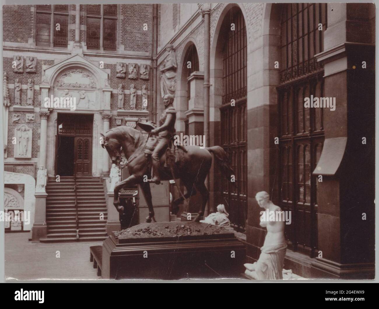 The arrangement in the western courtyard around 1900. The setup in the ...