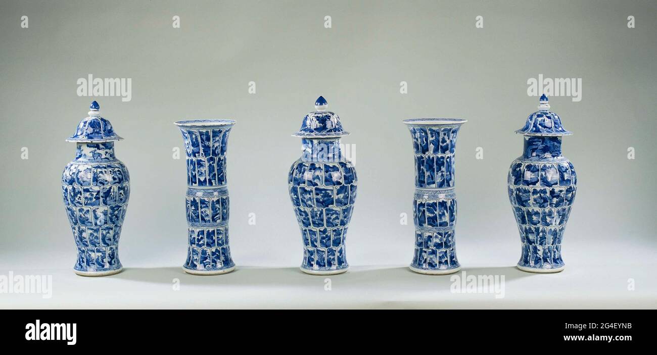 . Baluster-shaped lid vase of porcelain, painted in underglaze blue ...