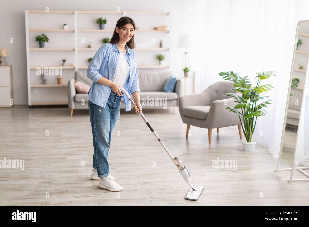 Woman floor office cleaning hi-res stock photography and images - Alamy