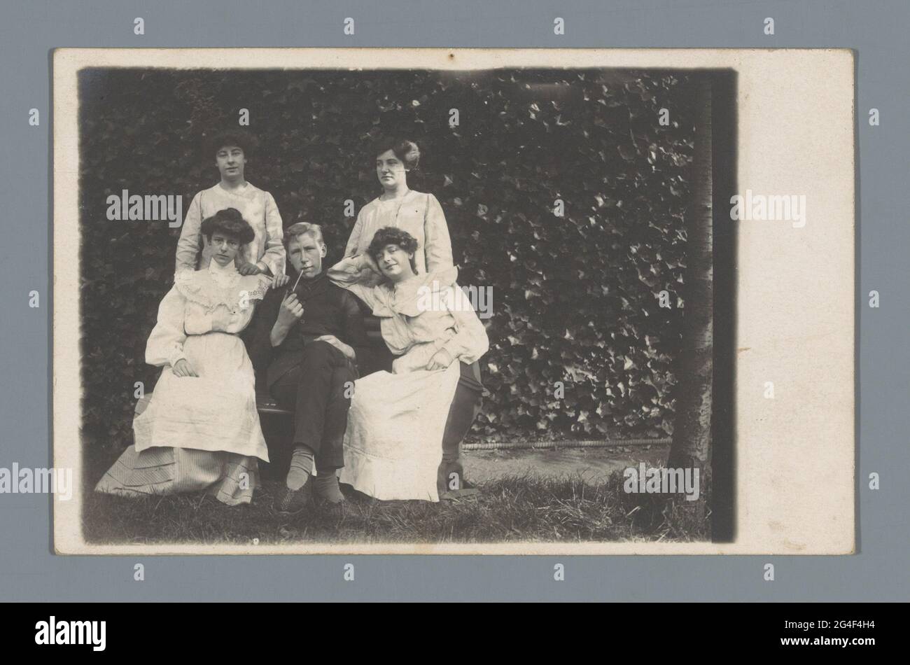 Group portrait of an unknown man and four unknown women Stock Photo - Alamy