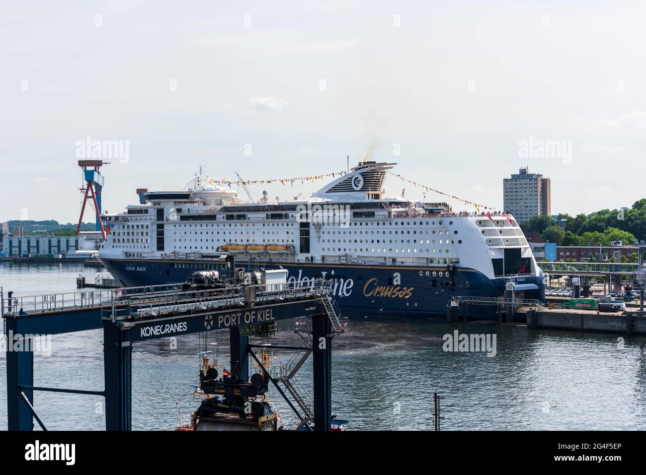 Kiel Hafen am frühen Morgen. Die Color Magic der Color Line liegt am ...