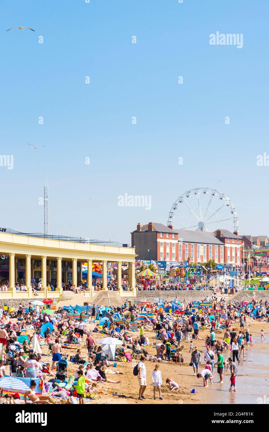 Barry island busy beach hi-res stock photography and images - Alamy