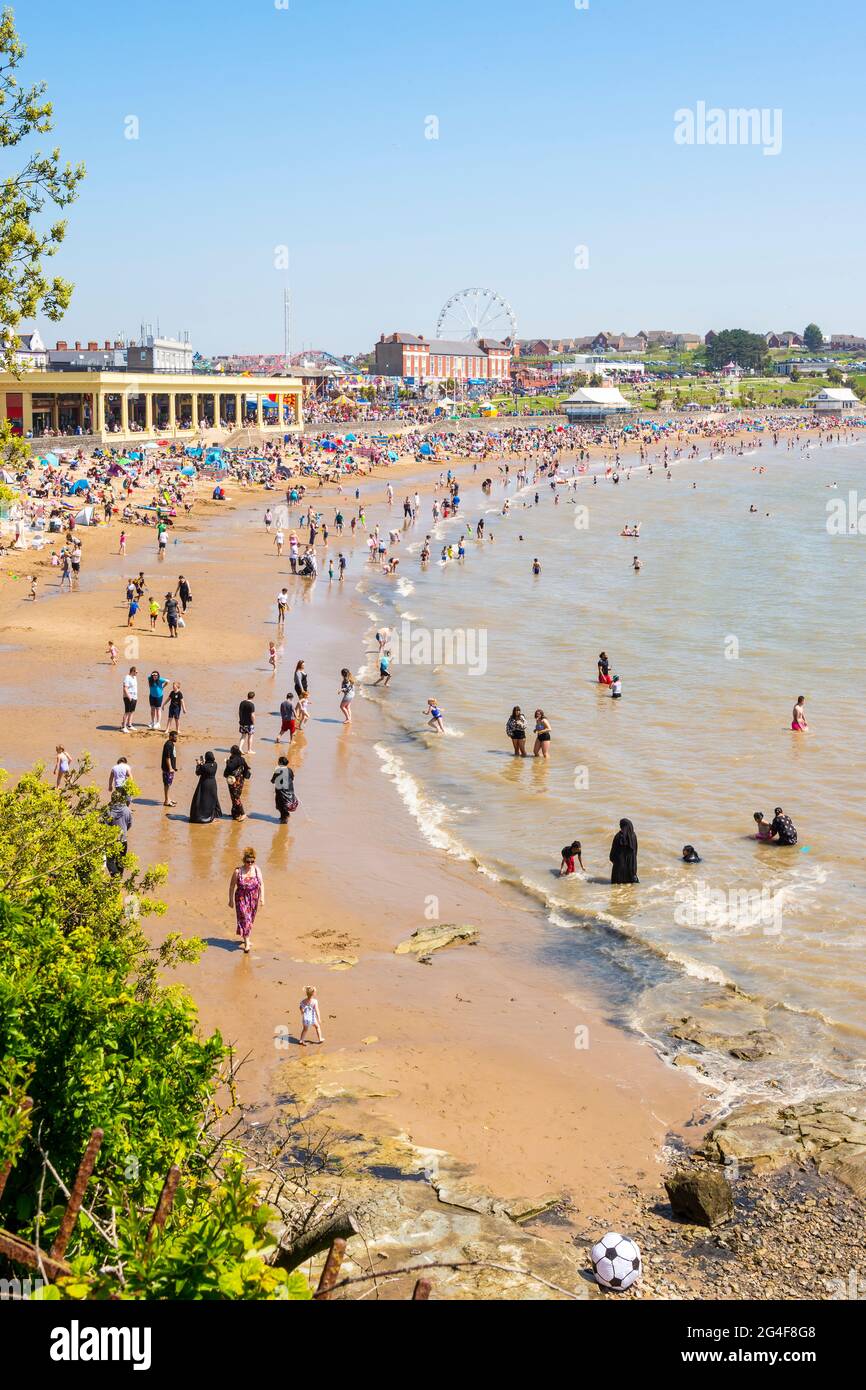 Barry island busy beach hi-res stock photography and images - Alamy