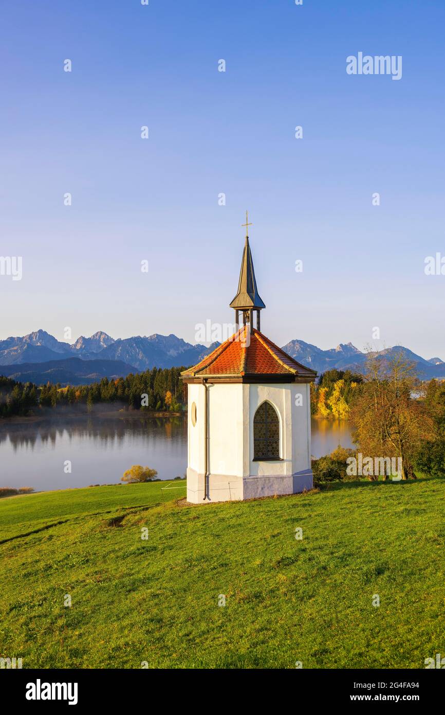 Chapel, Hegratsrieder See, behind Tannheimer Berge, near Halblech ...