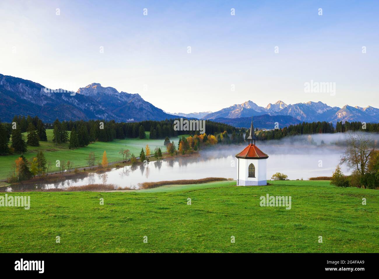Chapel, Hegratsrieder See, behind Tannheimer Berge, near Halblech ...