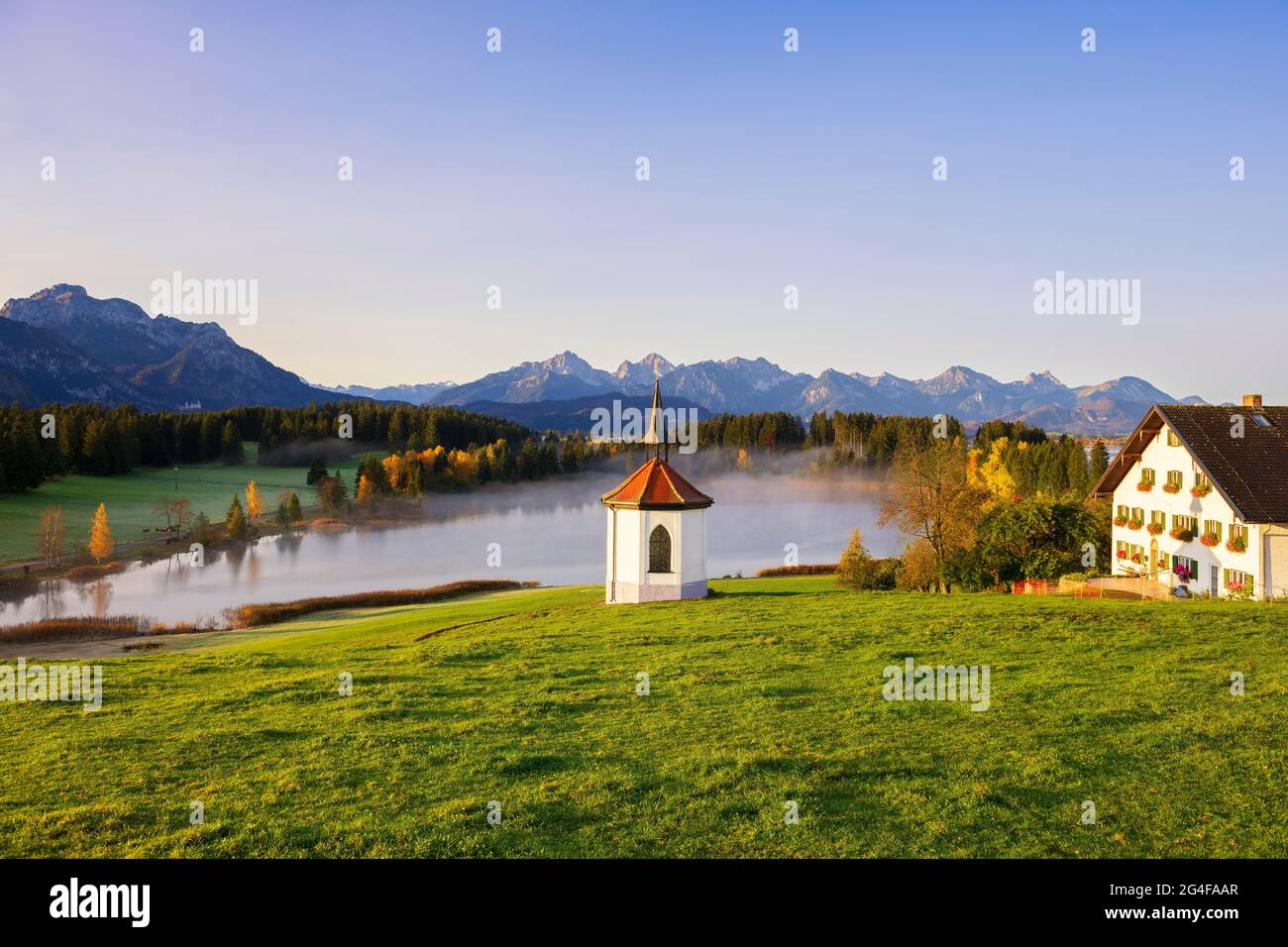 Chapel, Hegratsrieder See, behind Tannheimer Berge, near Halblech ...
