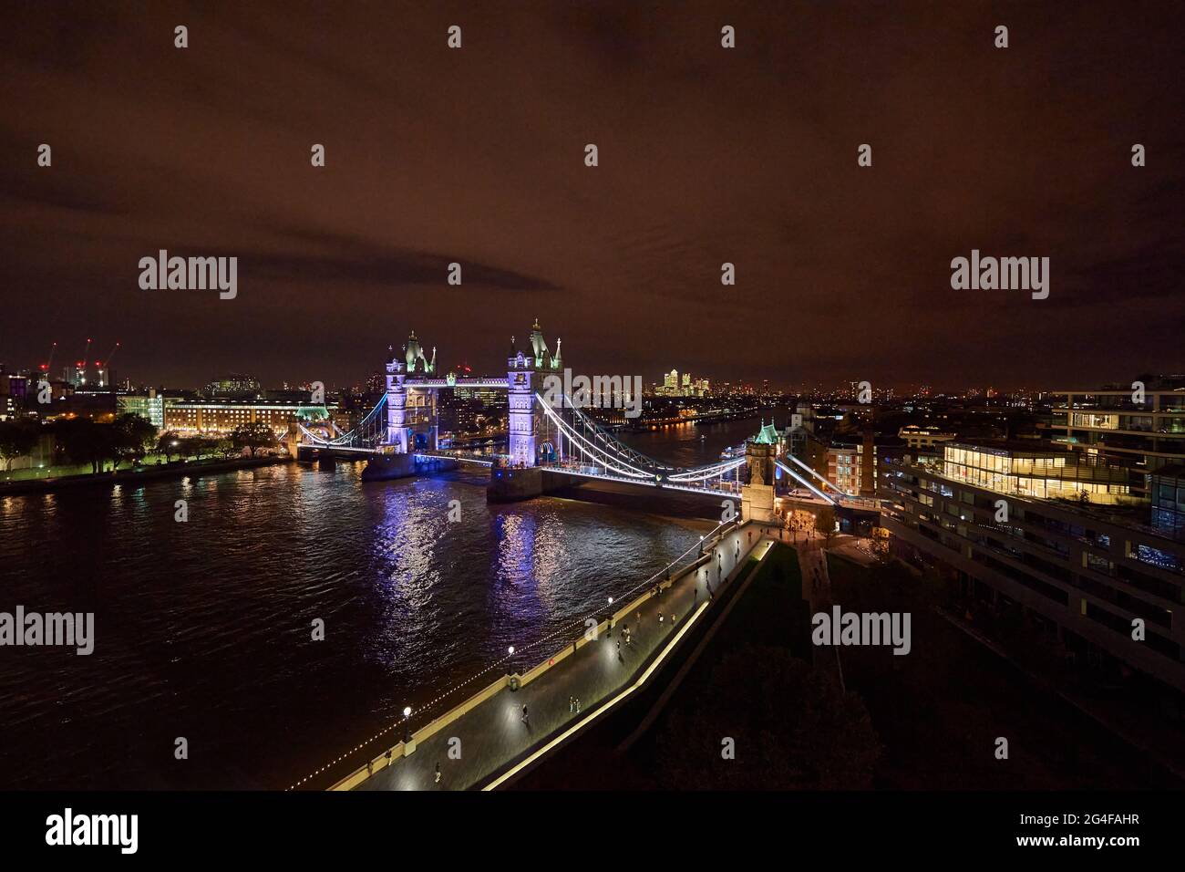 Tower bridge lit up hi-res stock photography and images - Alamy