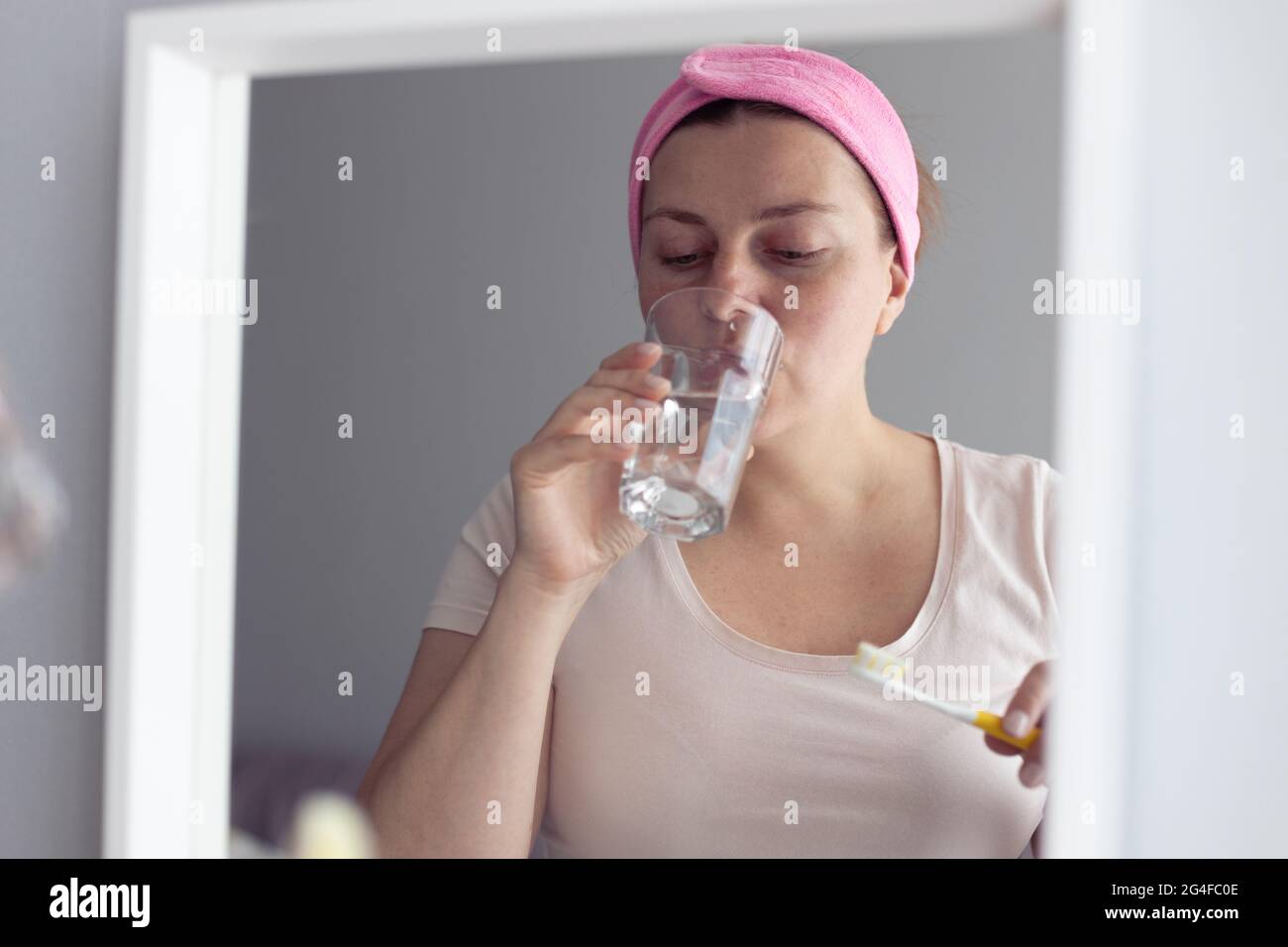 Man rinsing face hi-res stock photography and images - Alamy