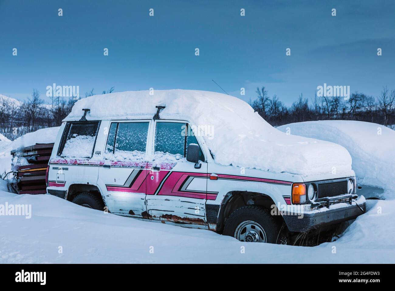 Cars snowed in hi-res stock photography and images - Alamy