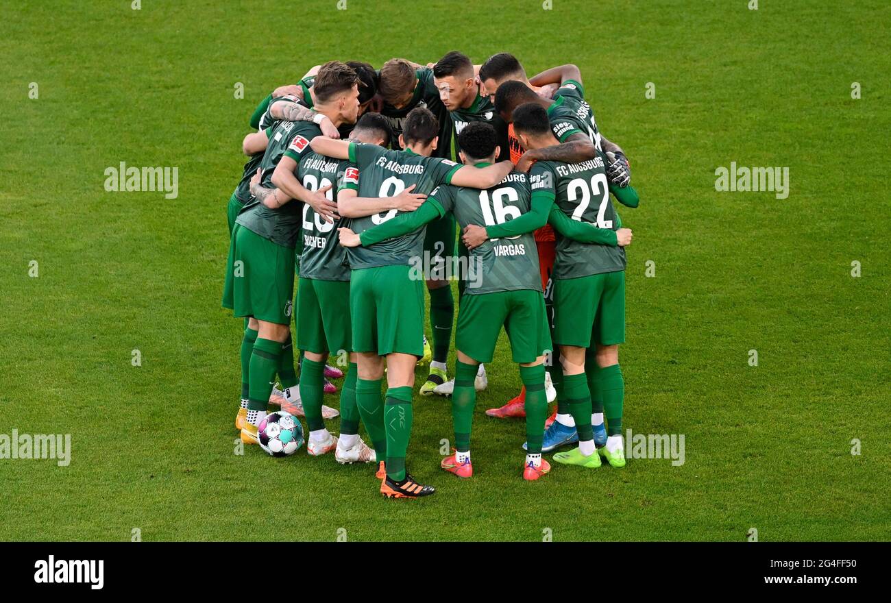 Teambuilding sport hi-res stock photography and images - Alamy